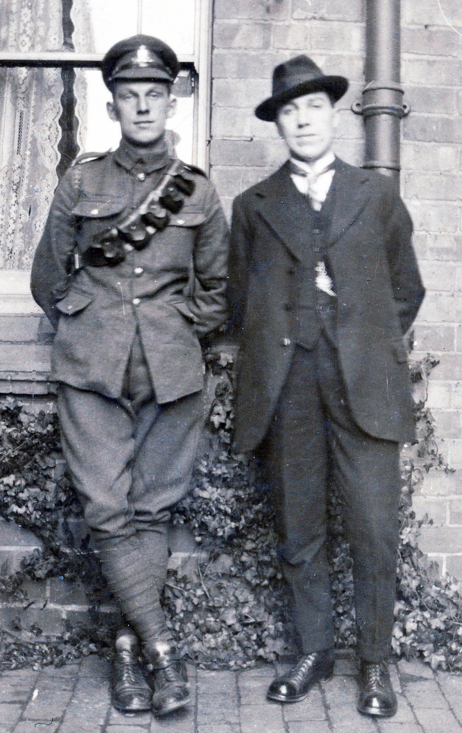 Unnamed soldier and other - WW1Photos.org